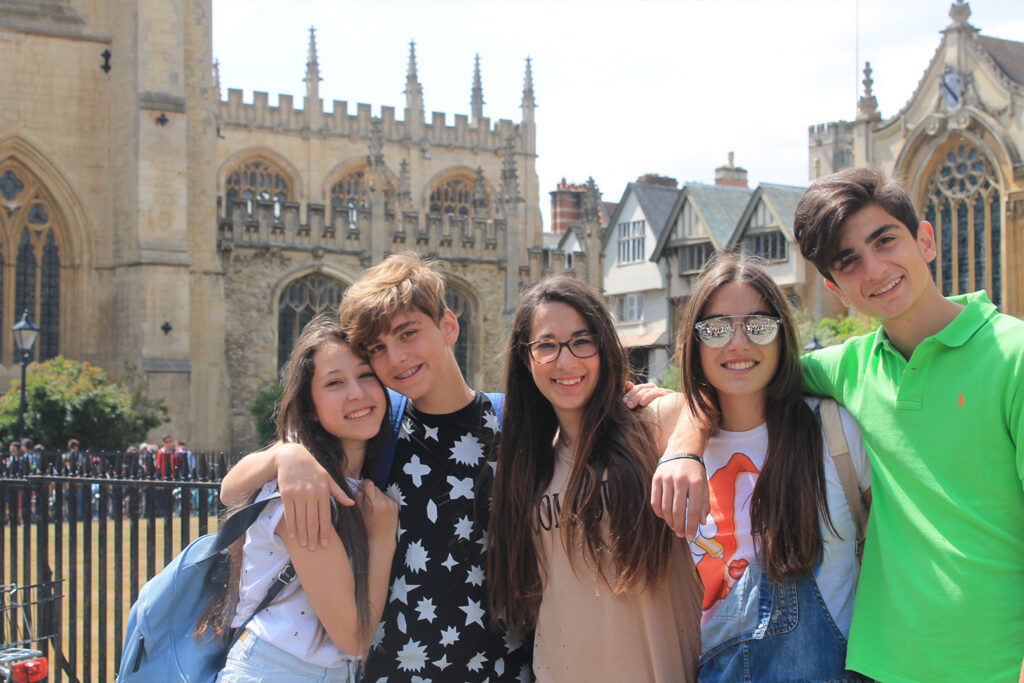 Programas para Adultos en el Extranjero: Aprende Inglés y Descubre Nuevos Destinos 🌍